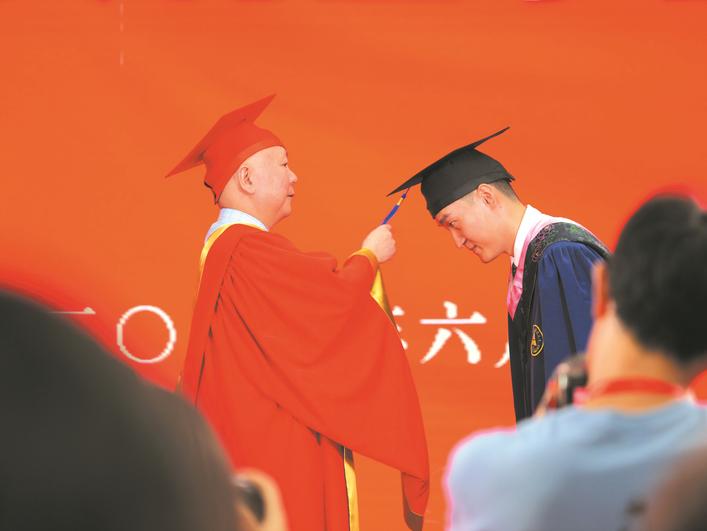 Universities in Wuhan hold graduation ceremonies this year - The people ...