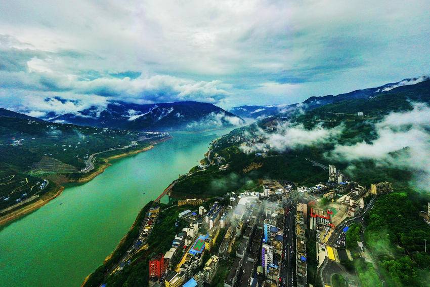 Scenery of cloud-shrouded mountains in Badong County - The people's ...