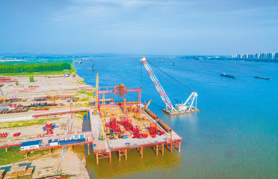 Yanji Yangtze River Bridge under busy construction