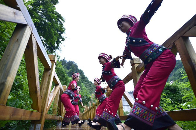 Traditional hand-waving dance staged at wetland park in Hubei