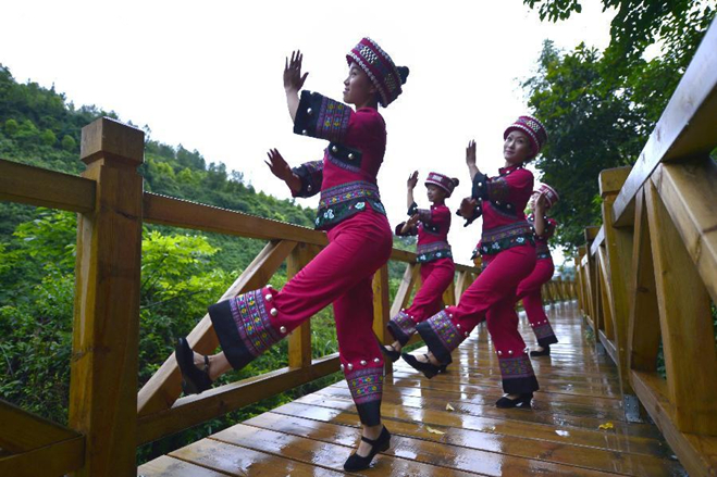 Traditional hand-waving dance staged at wetland park in Hubei