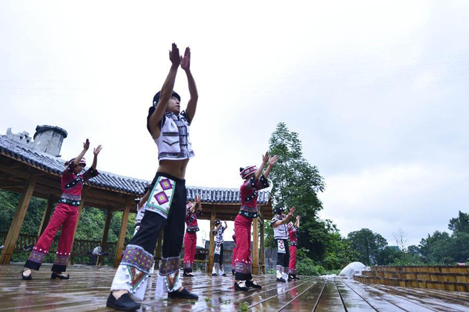 Traditional hand-waving dance staged at wetland park in Hubei