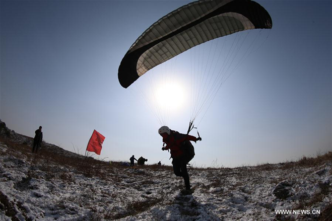 Paragliding competition held in Hubei