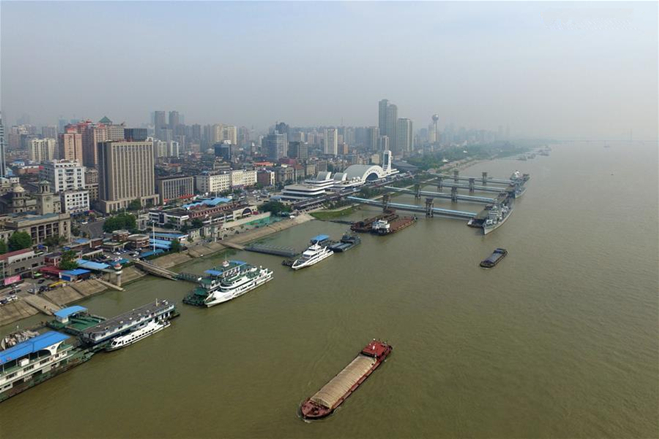 Water level at middle, lower reaches of Yangtze River continues to rise
